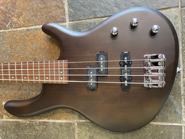 B-STOCK - Bass Guitars