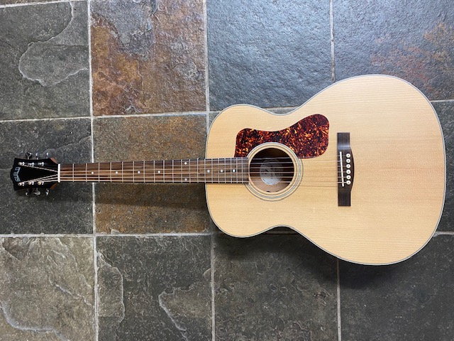 Guild OM240E Electro Natural