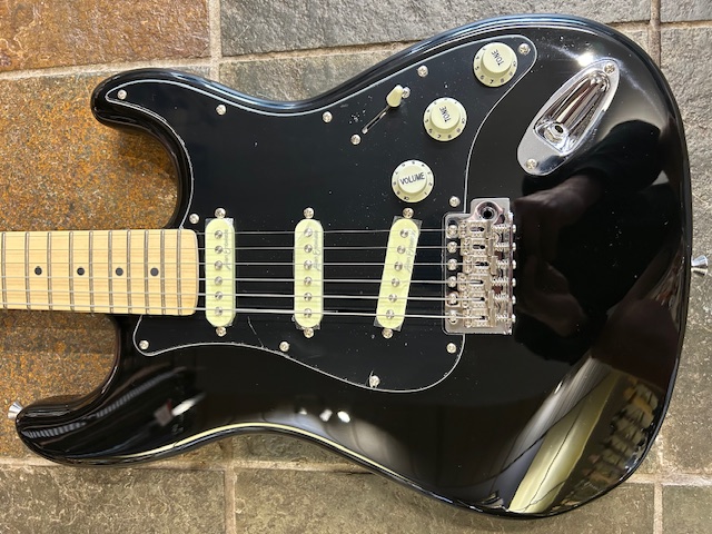Vintage V60MBLK Strat Black